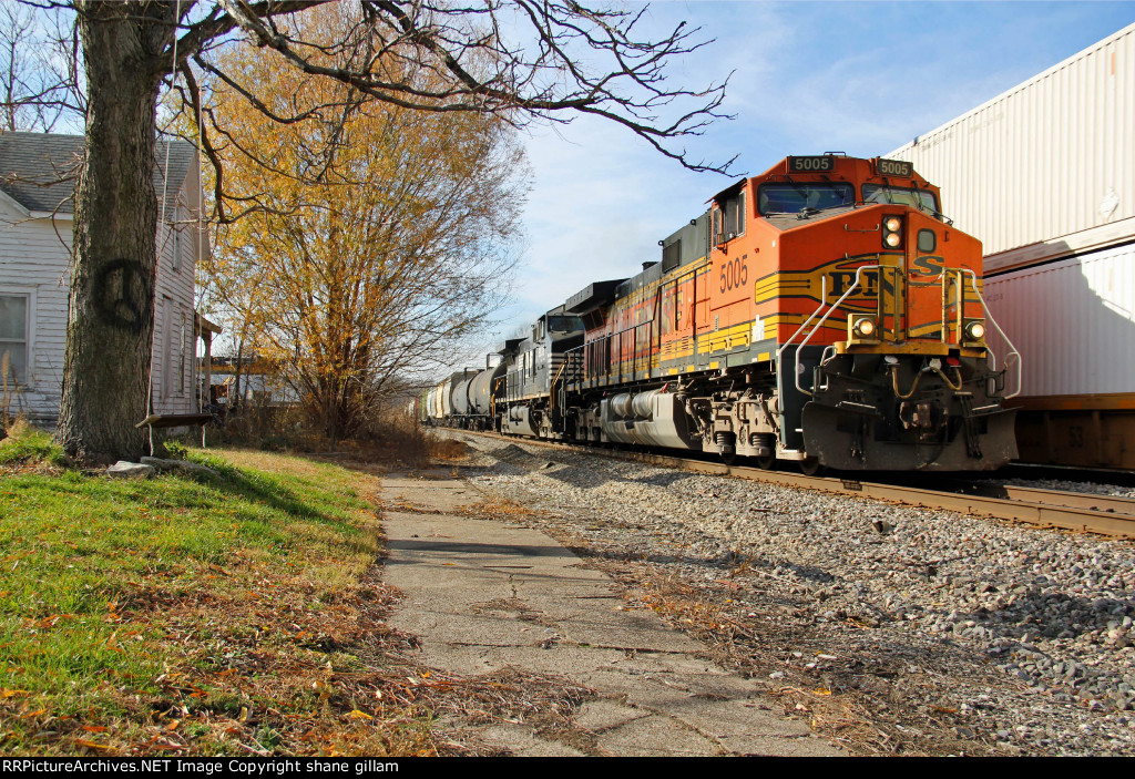 BNSF 5005 leads Eb freight past the Wb stack train.